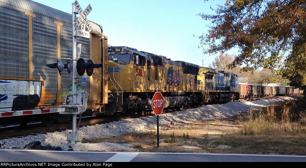 CSX C40-8W 7721 and UP SD70M 5118